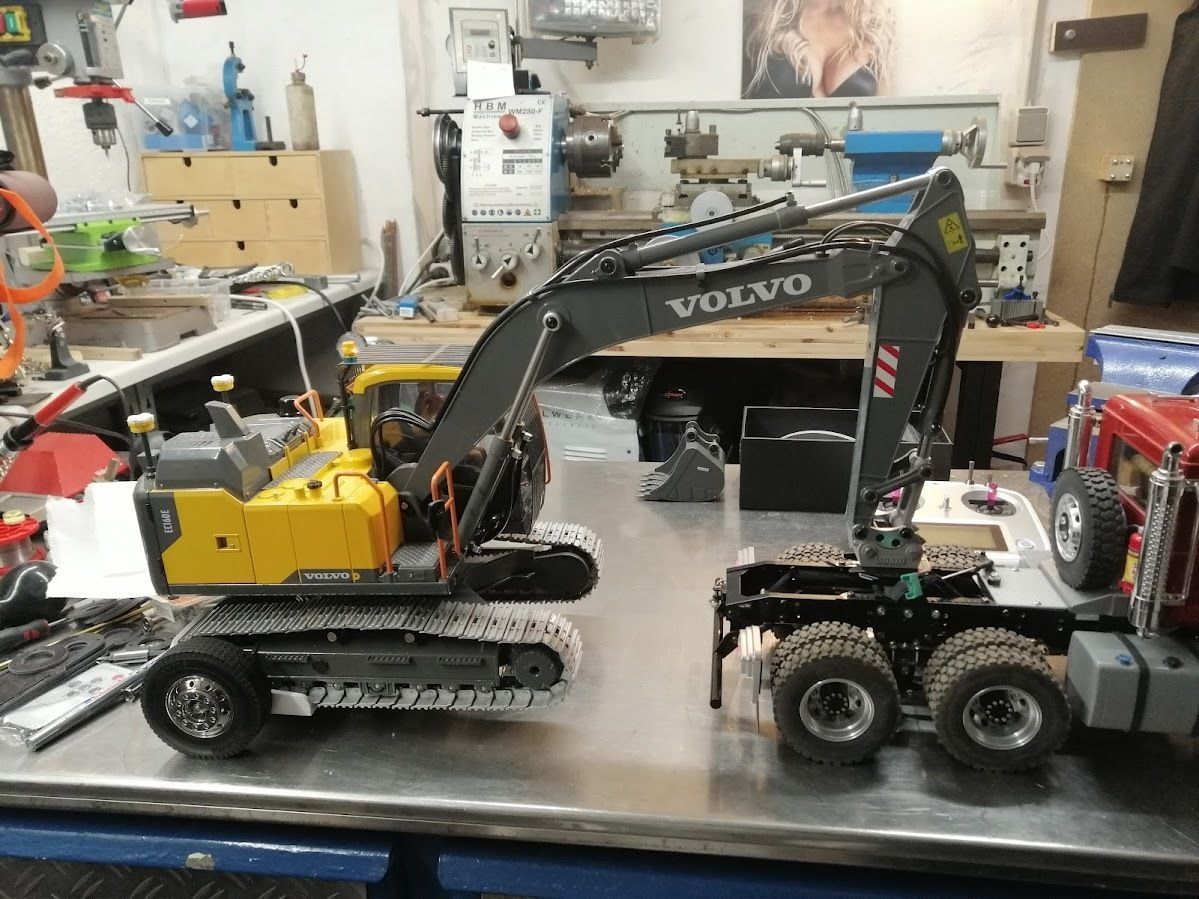 Volvo EC160 driving shoes with mounting plate 3D model 3D printable ...