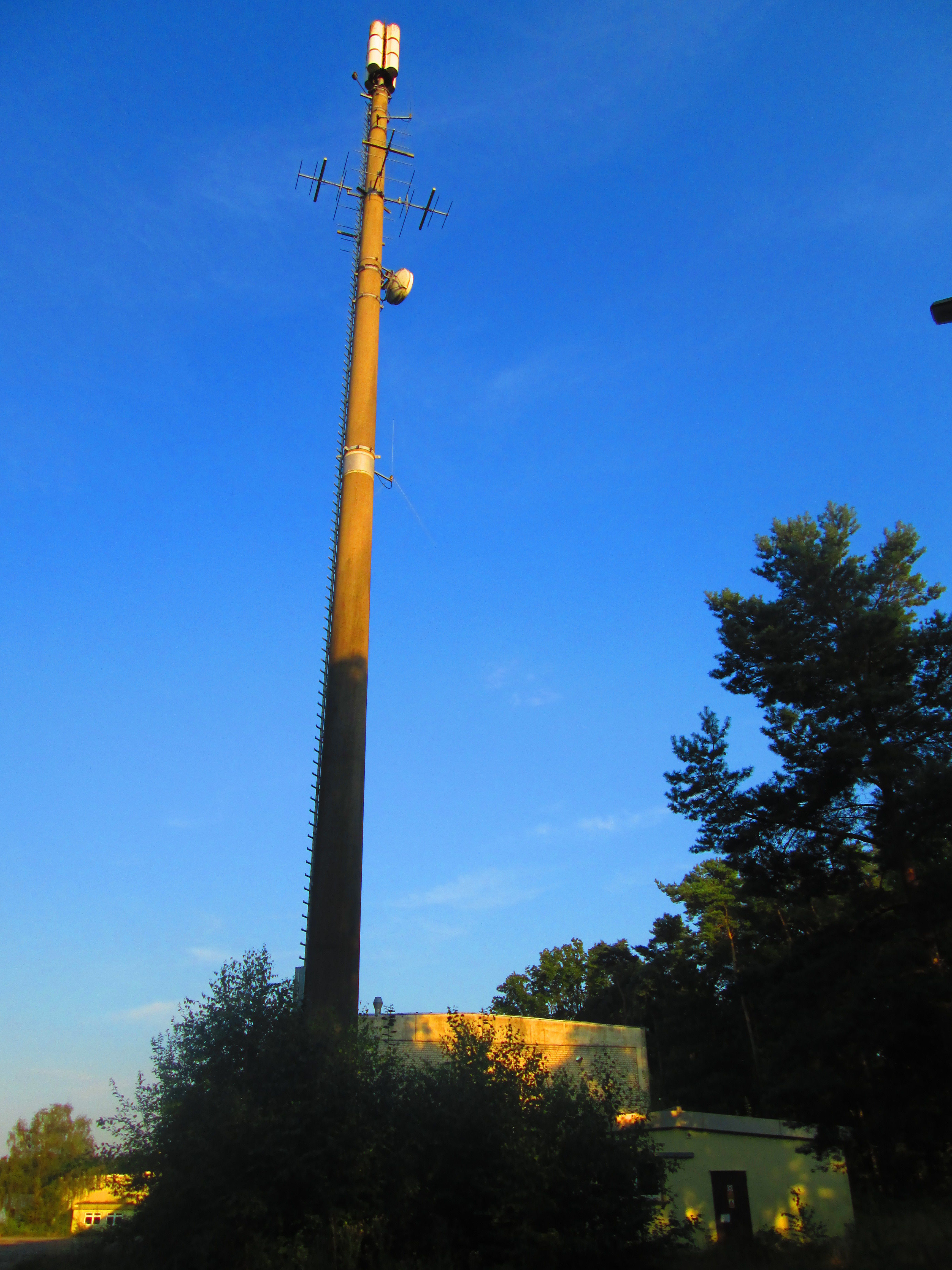 3D model Small Military Radio Transmission Mast Limberg VR / AR / low ...